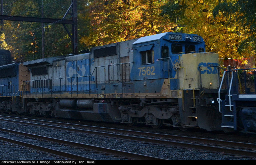 CSX C40-8 7562 on Q410-17